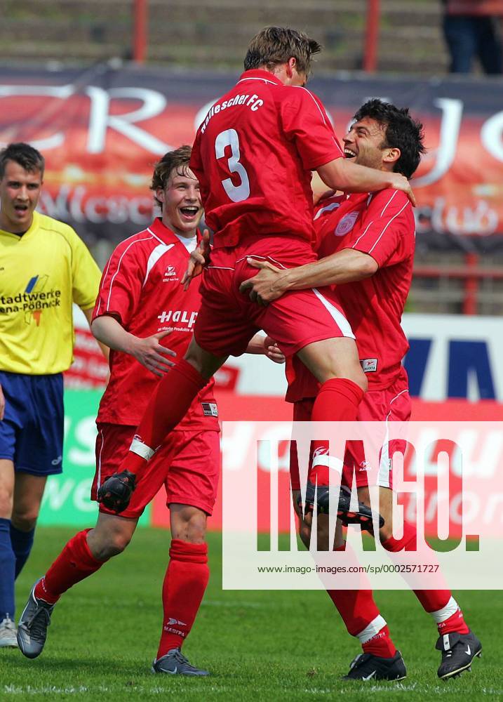 Torjubel Halle, v.re.: Tobias Friedrich, Alexander Gröger und Sebastian ...