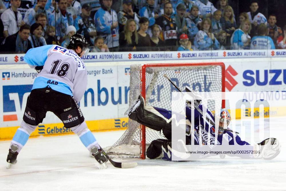 Torwart Mike Bales (Straubing) kann die Torchance von Vitalij Aab ...