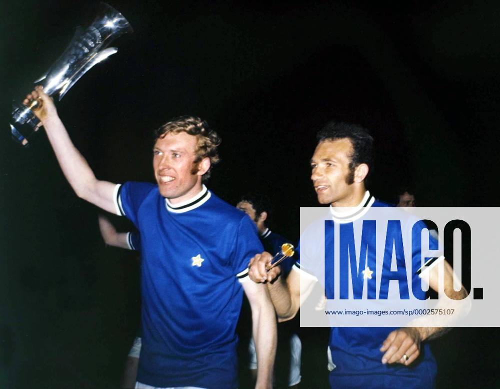 Mick Jones (li.) und Paul Reaney (beide Leeds United) - Ehrenrunde mit ...