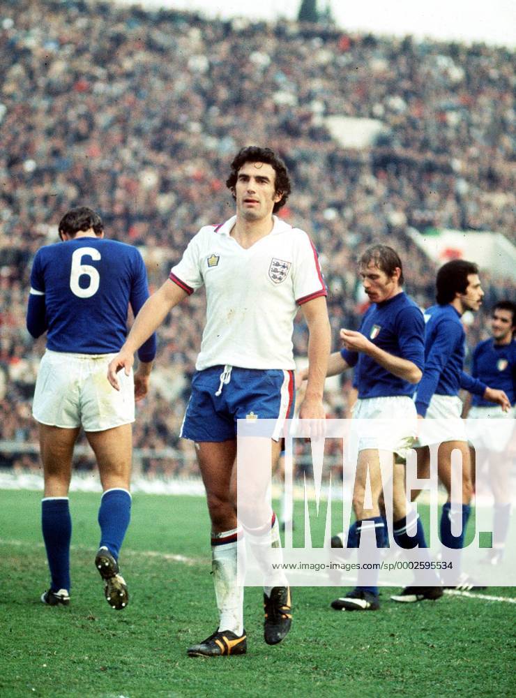 Trevor Brooking nachdenklich, daneben Giacinto Facchetti, Romeo Benetti ...