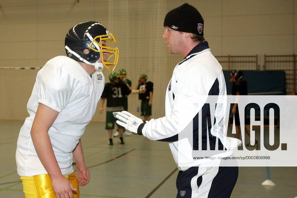 J.R. Niklos zeigt im Training der Nauheim Wildboys die richtige ...