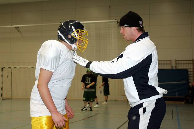 J.R. Niklos zeigt im Training der Nauheim Wildboys die richtige ...
