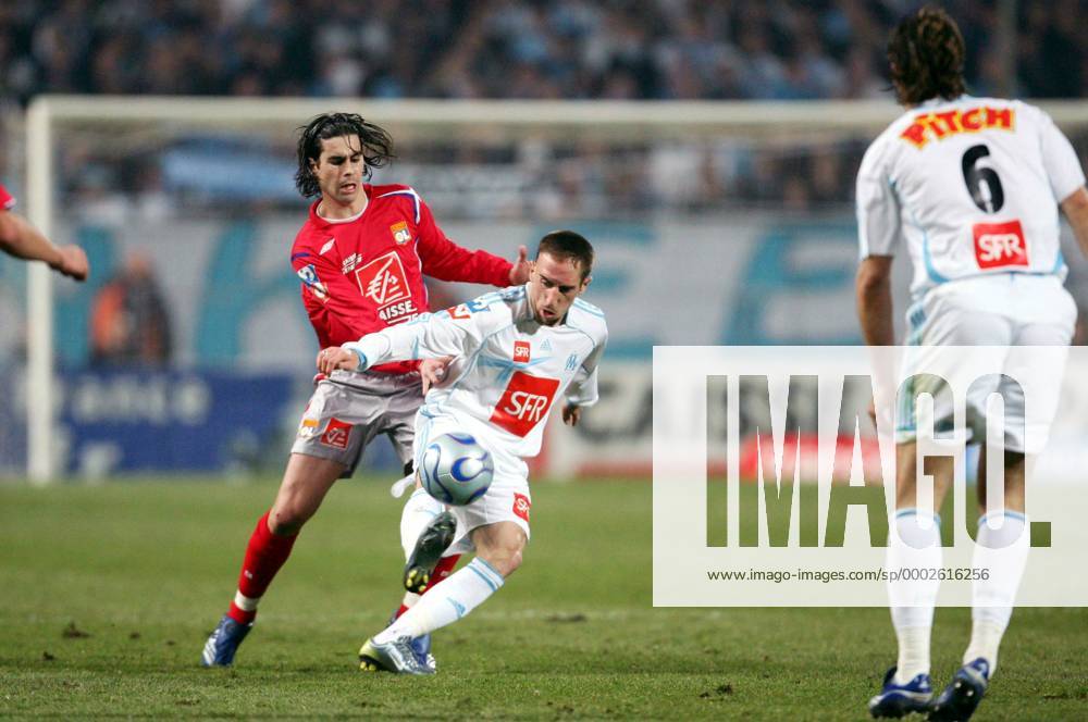 Franck Ribery (Marseille, re.) gegen Tiago (Lyon) - (pan18503) Fußball ...