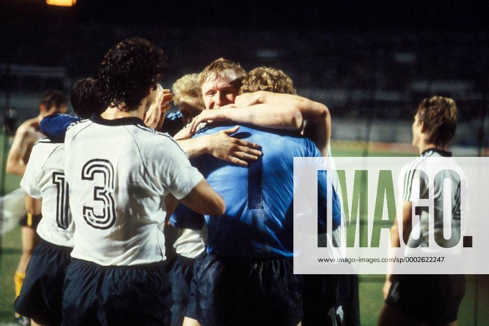 Europameister BR Deutschland, v.li.: Bernd Cullmann, Horst Hrubesch ...