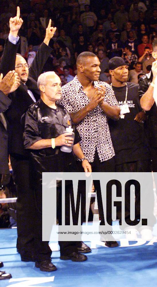 Mike Tyson (li.) und Zab Judah (re., beide USA) zu Gast im Ring ...