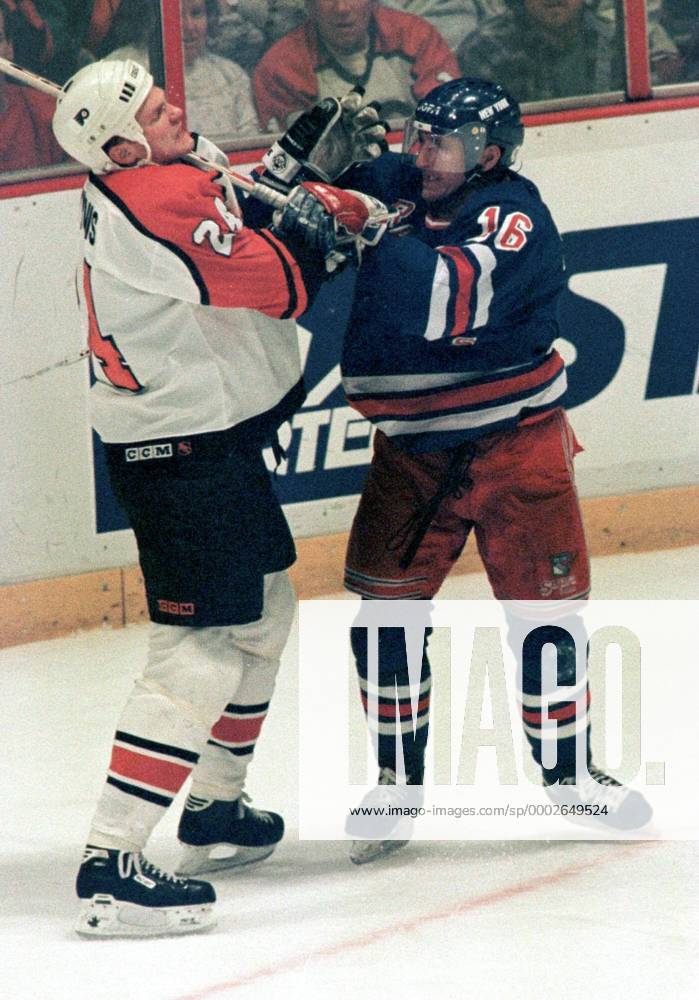 Pat Verbeek und Karl Dykhuis prügeln sich - Eishockey Herren NHL 1995 ...