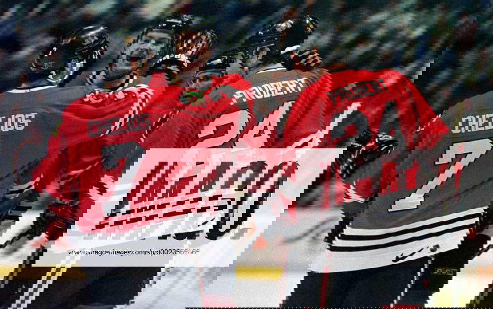 Bryan Muir (2.v.li.), Chris Chelios und Bob Probert (alle Chicago ...