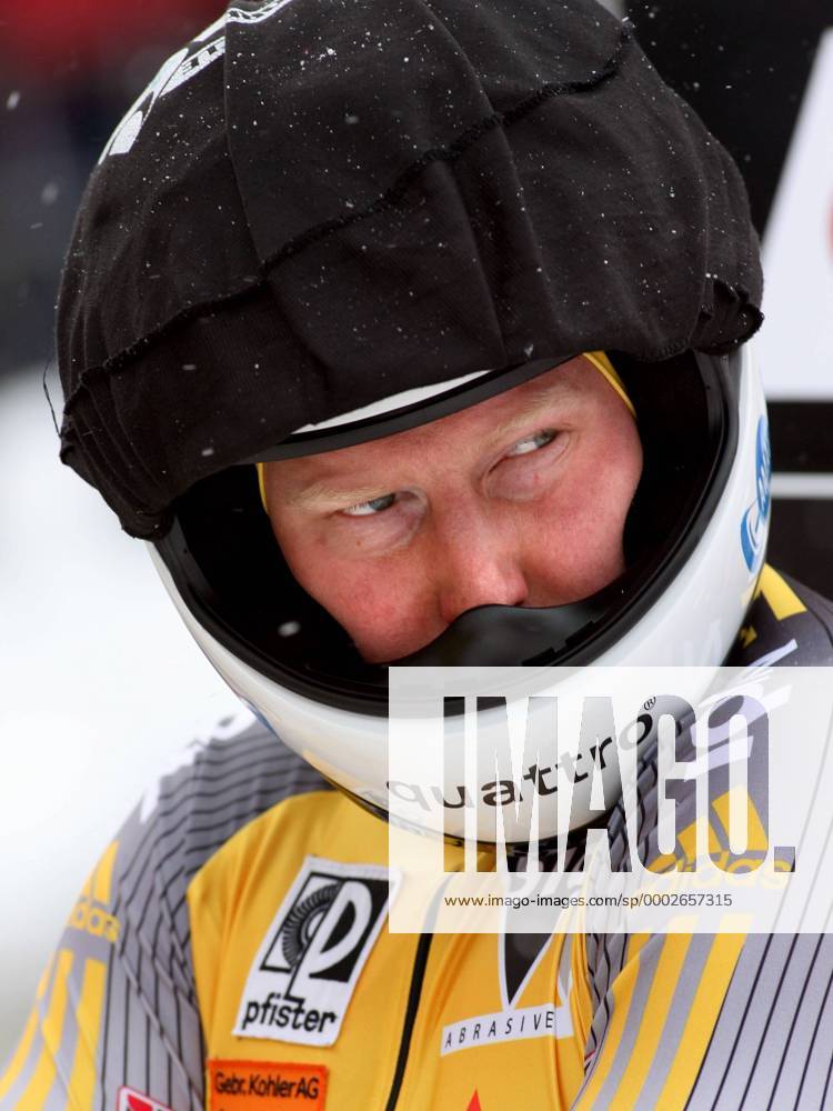 Pilot Daniel Schmid mit Wärmehaube über dem Helm Bobsport WM Herren WM ...
