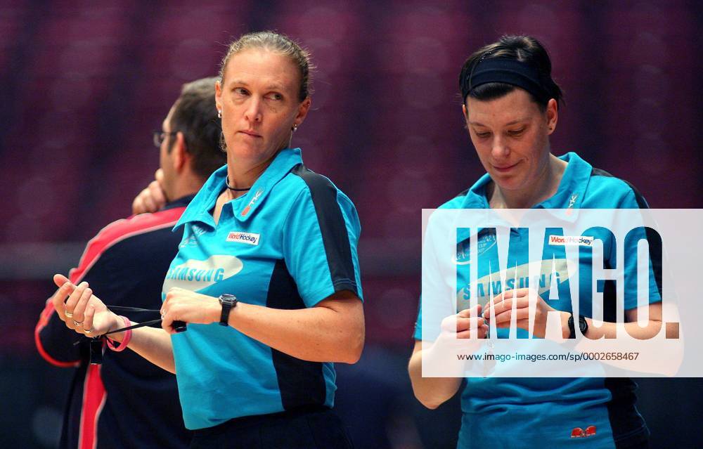 Schiedsrichterinnen Caroline Brunekreef (Niederlande, re.) und Lisa ...