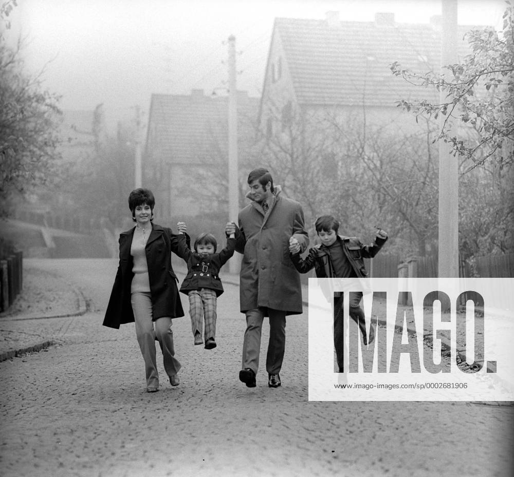 Peter Ducke mit Ehefrau Ute, Tochter Nicole und seinem Sohn Fußball ...