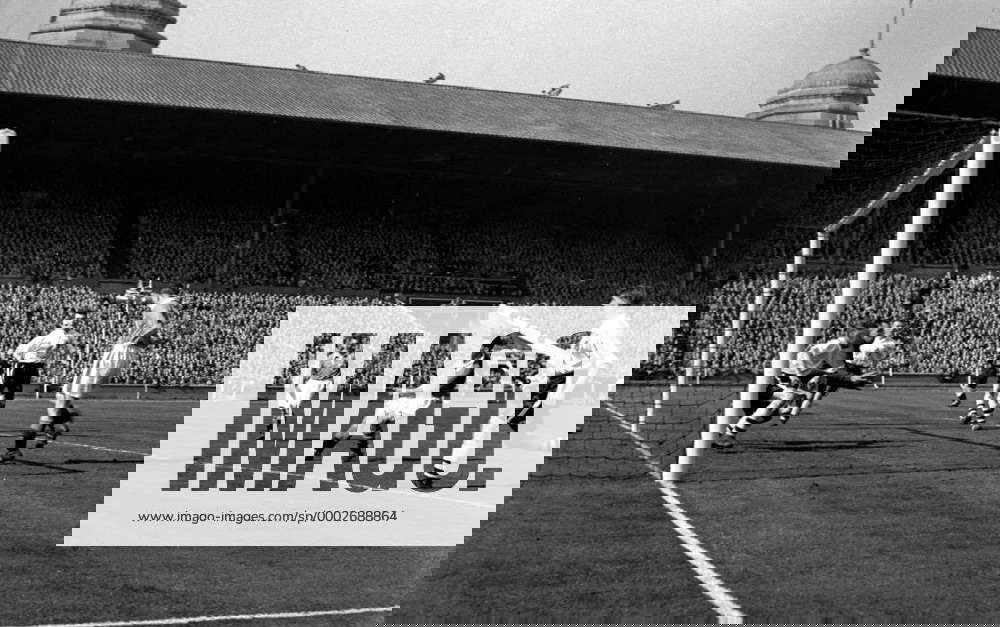 Spielszene aus dem FA Pokalfinale 1953 zwischen Blackpool und Bolton im ...