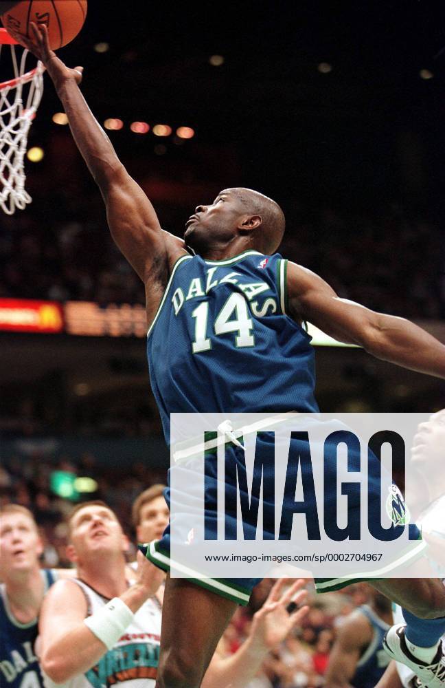 Robert Pack (Dallas Mavericks) am Ball - (VAN99021401) Basketball ...