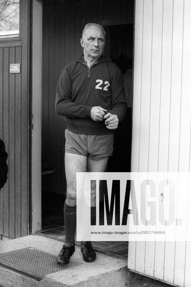 Co Trainer Reuben Bennett kommt aus der Kabinentür Fußball EC 3 Herren ...