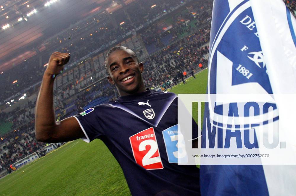 Rio Antonio Mavuba (Bordeaux) feiert den Ligapokalsieg 2007 neben der ...