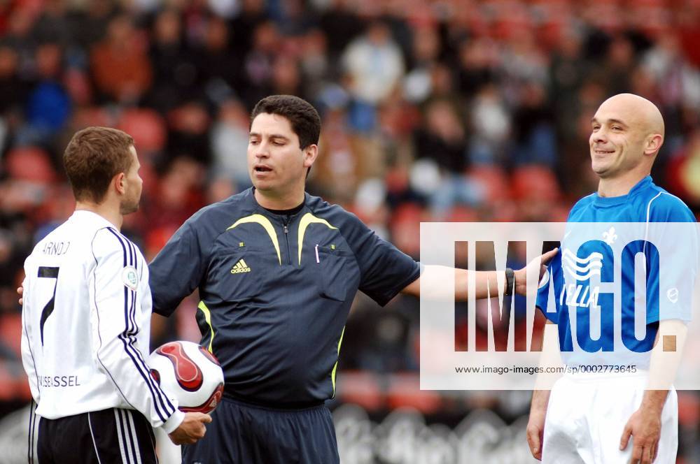 Schiedsrichter Matthias Kristek nimmt sich Zivojin Juskic und Marc ...
