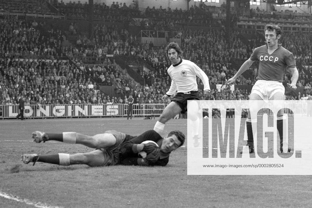 Torwart Evgeni Rudakov hat den Ball sicher, Vladimir Kaplichny (beide ...