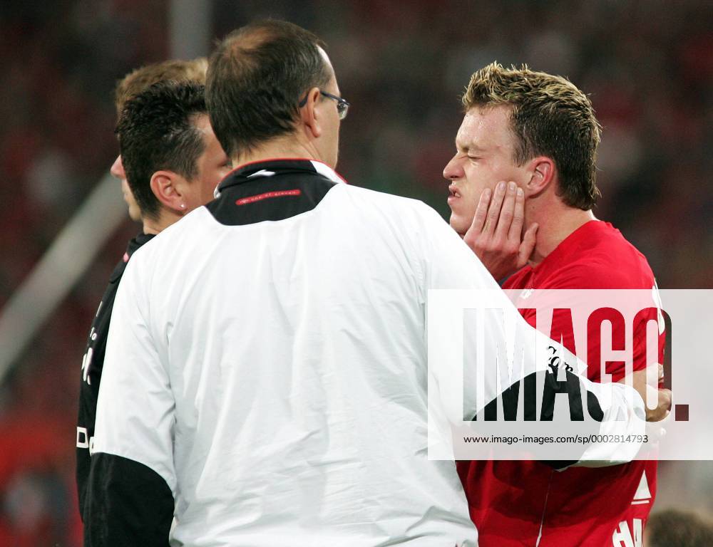 Hanno Balitsch (re.) bei Mannschaftsarzt Dr. Wego Kregehr (Mitte) und ...