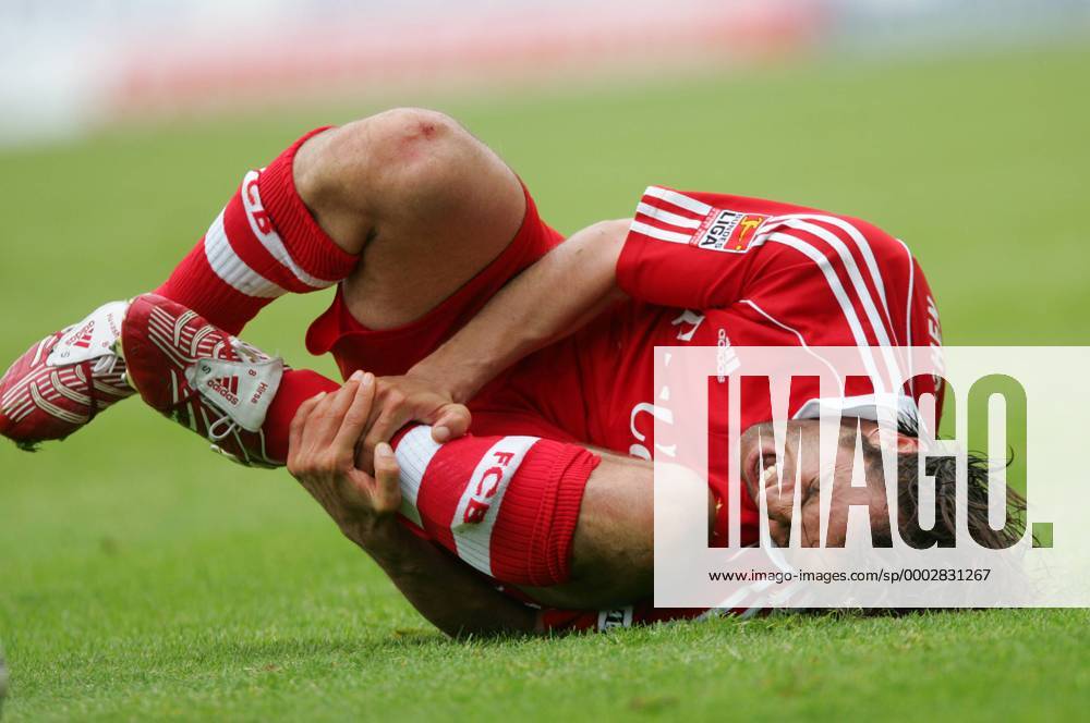 Ali Karimi (Bayern) verletzt am Boden Fußball 1. BL Herren Saison 2006 ...