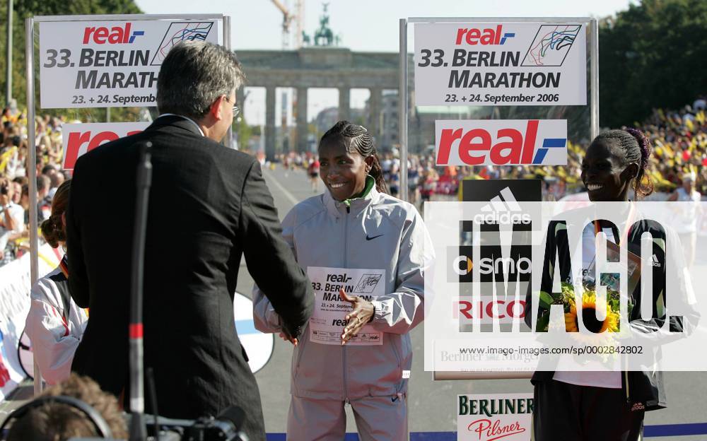 Siegerehrung Berlin Marathon 2006: Gete Wami (Äthiopien, Mitte) gewinnt ...