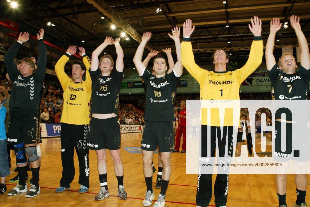 Flensburger Schlussjubel, v.li.: Joachim Boldsen, Torwart Jan Holpert ...