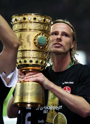 Marco Engelhardt (Nürnberg) präsentiert stolz eine Nachbildung des DFB ...