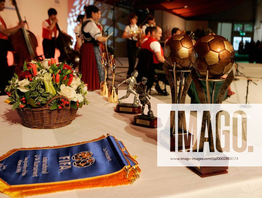 Pokale, Wimpel und Auszeichnungen stehen für die Siegermannschaften des ...