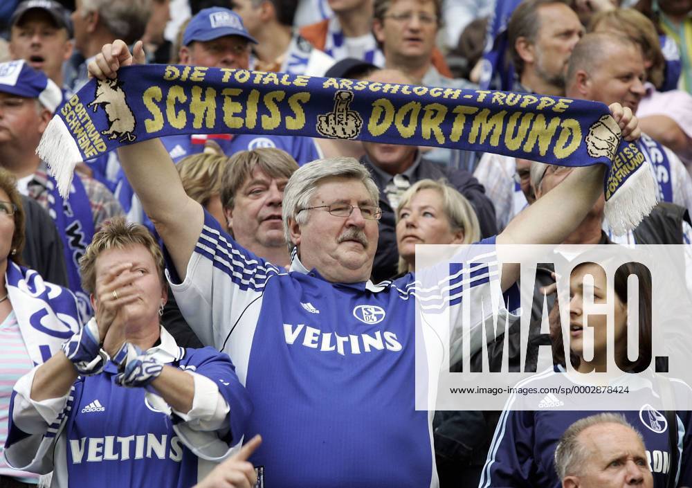 Schalker Fan zeigt mit seinem Schal, was er vom BVB hält - Scheiss ...
