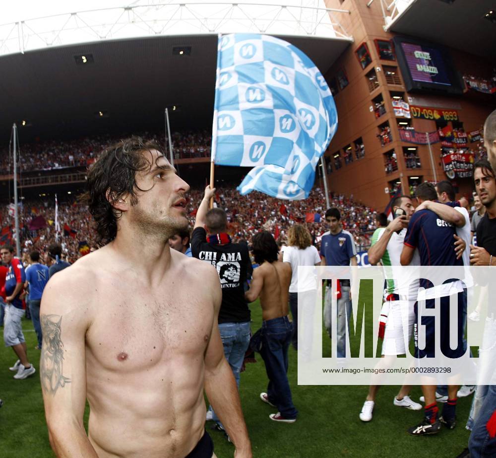 Francesco Bega feiert mit nacktem Oberkörper den Aufstieg - Fußball ...