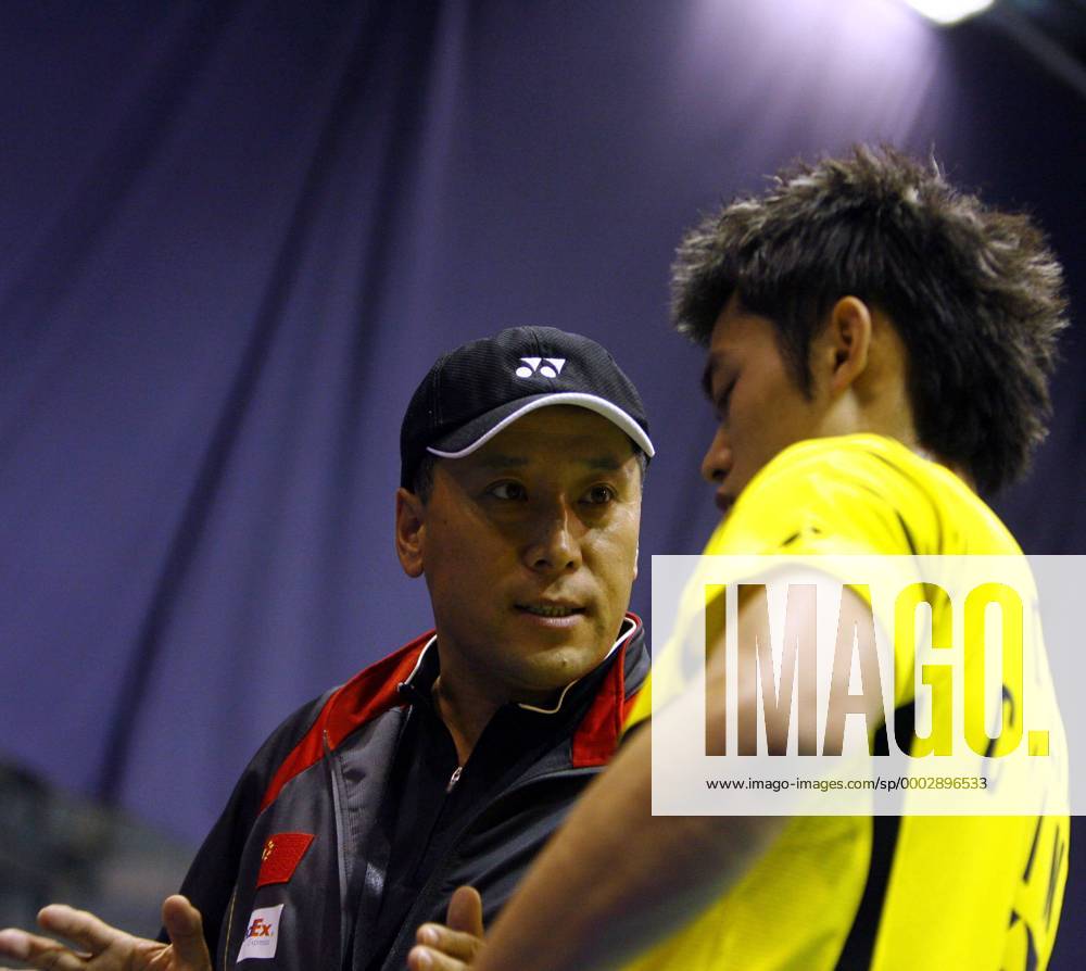 Nationaltrainer Li Yongbo (li.) gibt Lin Dan (beide China) Anweisungen ...