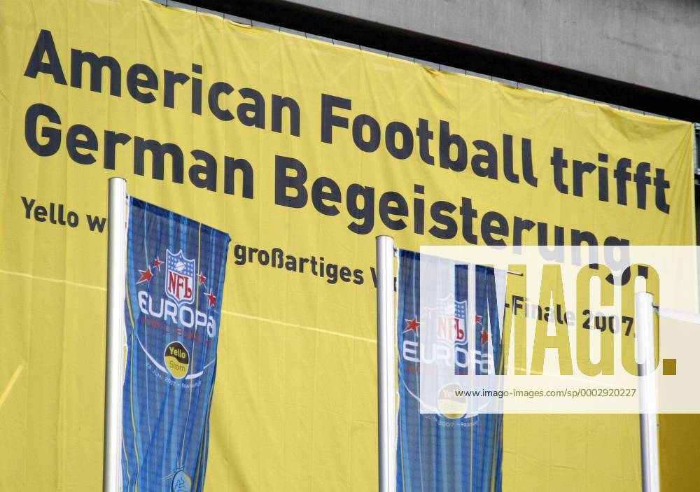 NFL Europa Flaggen vor einem American Football trifft German ...