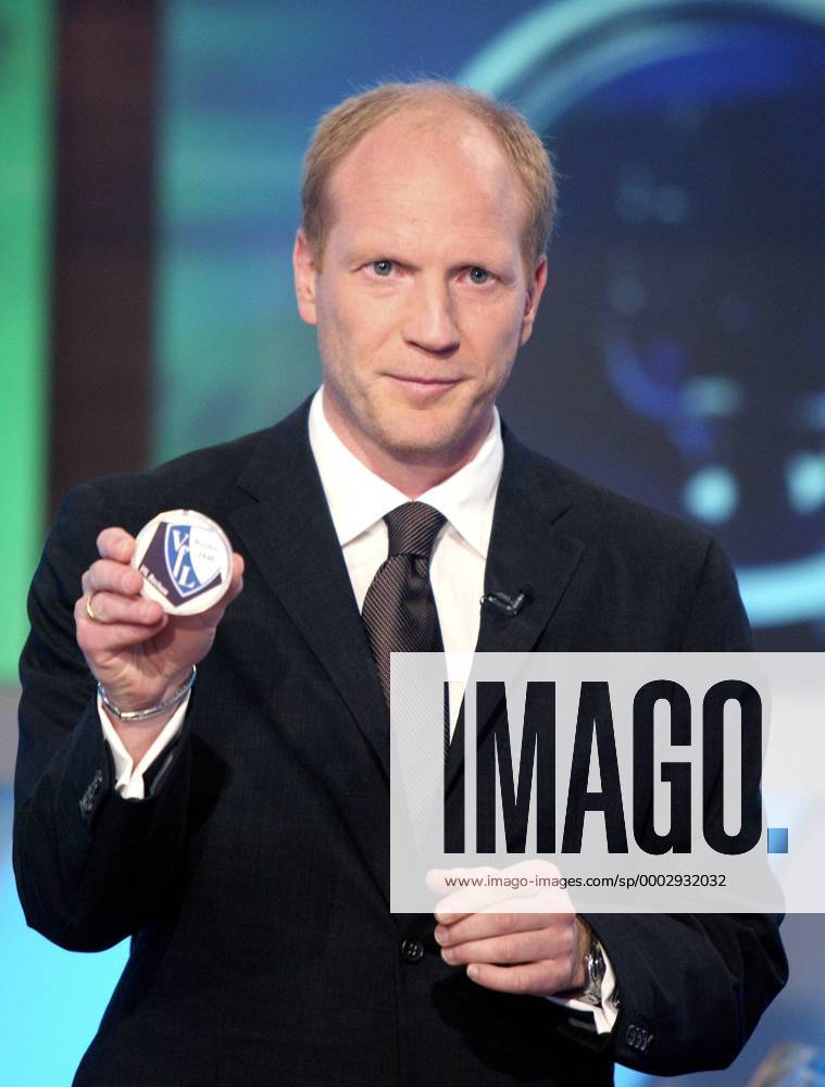DFB Sportdirektor Matthias Sammer präsentiert das Los des DFB ...