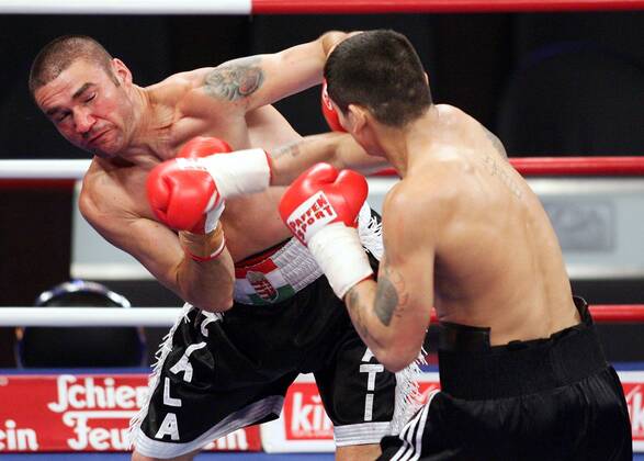 Laszlo Komjathi (Ungarn, li.) gegen Marcos Rene Maidana (Argentinien) Boxen Herren Boxsport