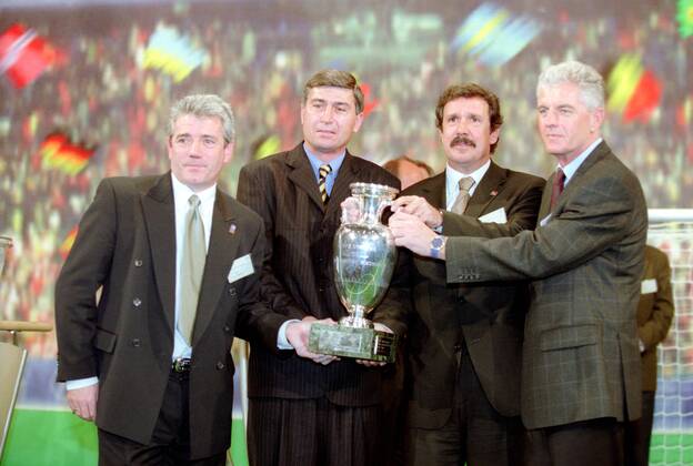 Endrundenauslosung zur EM 2000 in Brüssel v.li.: die Nationaltrainer ...