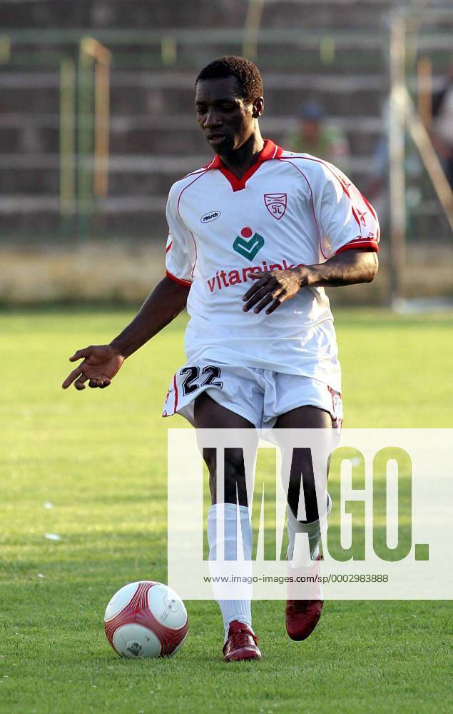 Rock Itoua Ndinga am Ball - Fußball EC 1 Herren Champions League ...