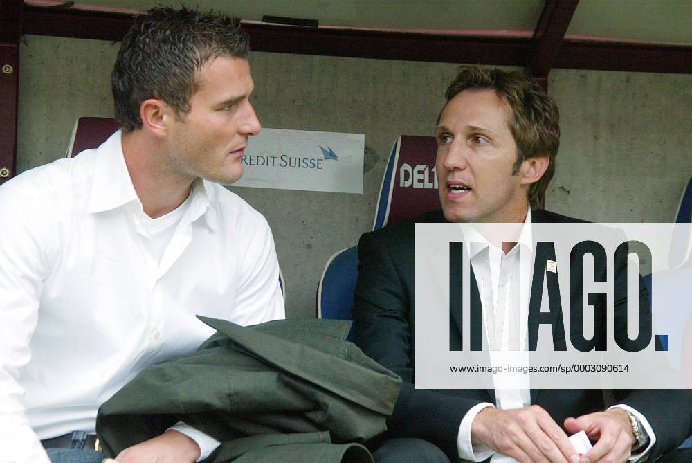 Alexander Frei (li.) im Gespräch mit Teammanager Adrian Knup (beide ...