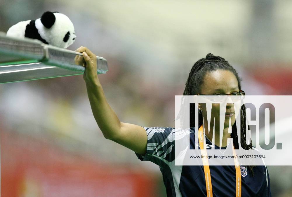 Nationaltrainerin Hope Powell (England) hat einen Panda als ...