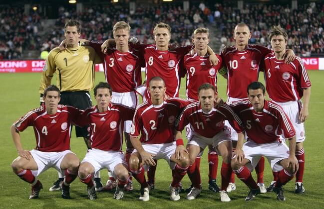 Mannschaftsbild Dänemark, v.li.: Torwart Ole Qvist, Michael Laudrup ...