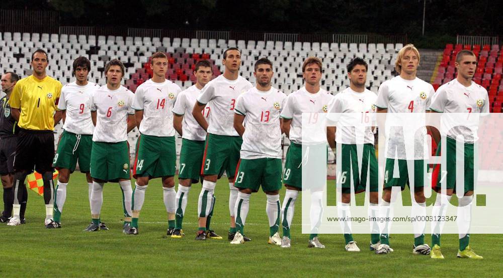Nationalhymne Bulgarien U21 v.li.: Torwart Nikolay Mihaylov, Atanas ...