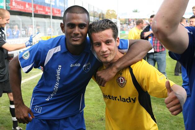 Giovanni Cannata (re.), im Dresden Trikot und Thomas Litjens (beide ...