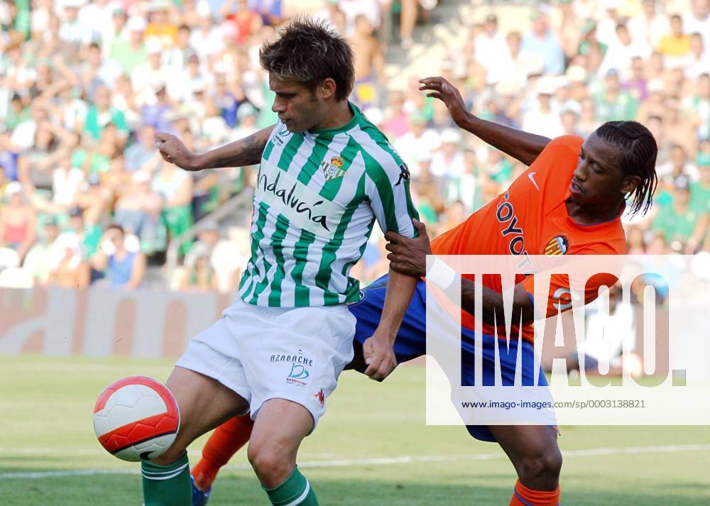 Rafael Sobis (Betis Sevilla, li.) gegen Manuel Fernandes (Valencia ...
