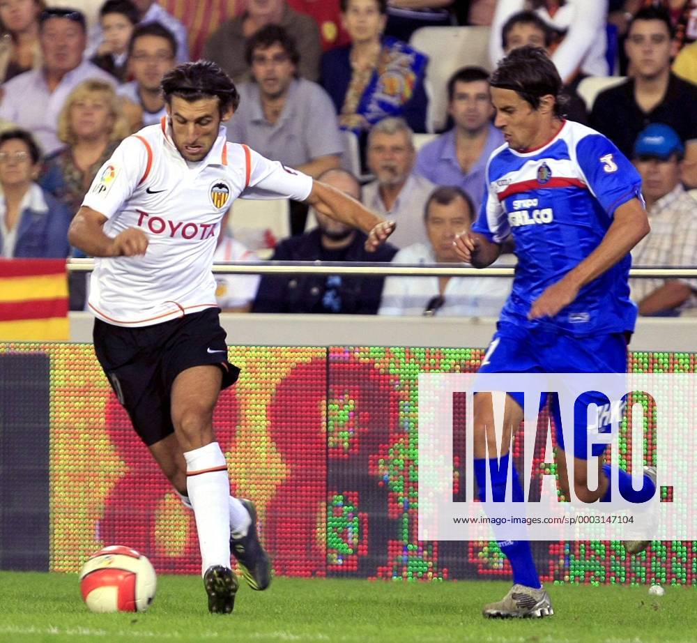 Miguel Angel Angulo (Valencia, li.) im Zweikampf - - NOxONLINExUSE ...