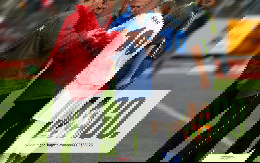 Ivo Ulich wird von Mannschaftsarzt Dr. Tino Lorenz (Mitte) und ...