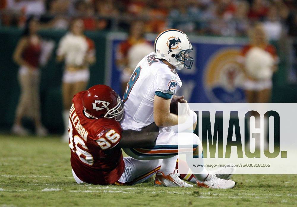 John Beck (Miami Dolphins, re.) gegen Jimmy Wilkerson (Kansas City ...