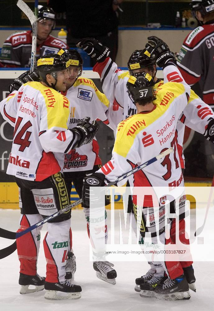 Torjubel Hannover, v.li.: Martin Hlinka, Andre Reiß, Nikolai Goc und ...