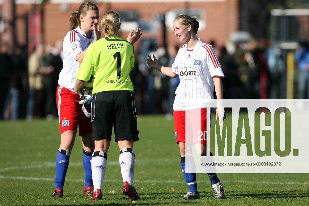 Schlussjubel HSV, v.re.: Julia Weigel, Torfrau Bianca Weech und Heike ...