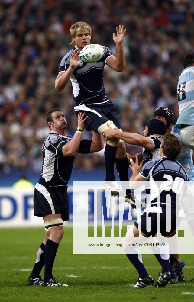 Scott McLeod (Schottland, o.) - Einwurf in die Gasse - Rugby ...