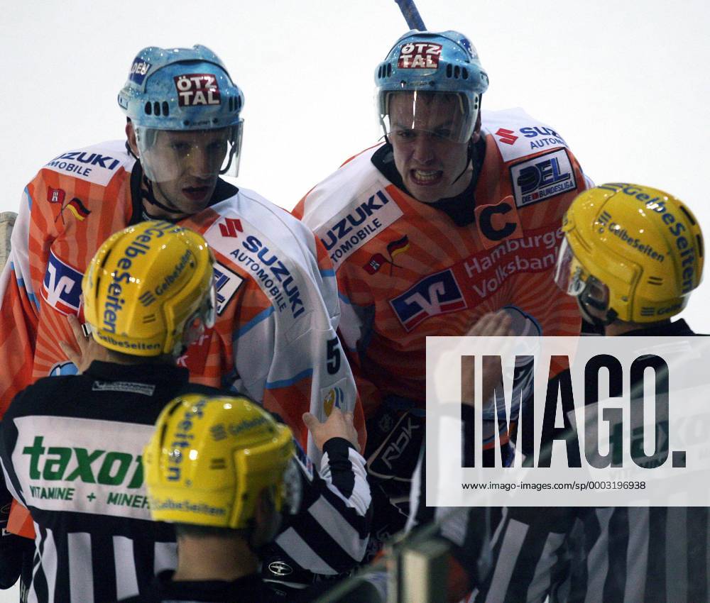 Rob Leask und Alexander Barta diskutieren heftig mit dem ...