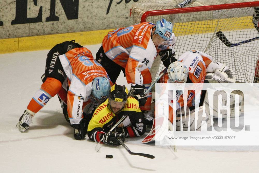 Tino Boos (Hannover, Mitte) gegen Stephan Retzer (li.), Alexander Barta ...