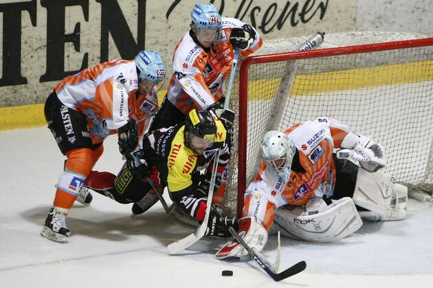 Tino Boos (Hannover, Mitte) gegen Stephan Retzer (li.), Alexander Barta ...