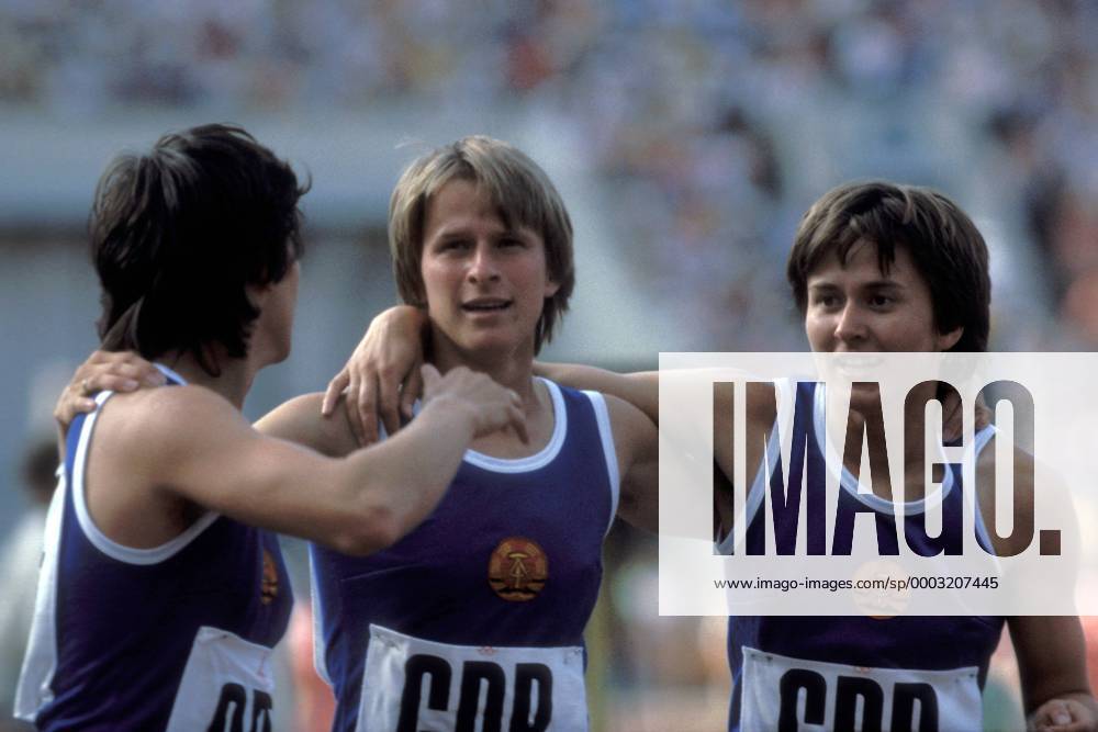 Marlies Göhr, Ingrid Auerswald und Romy Müller auf der Ehrenrunde nach ...